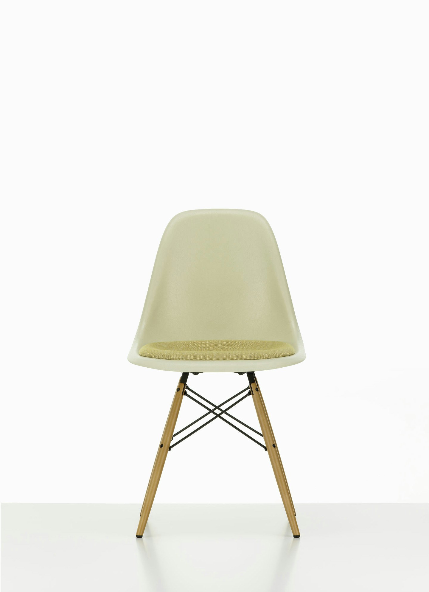 Vitra Eames Fiberglass Side Chair DSW mit Sitzpolster kaufen SCHONER WOHNEN Shop