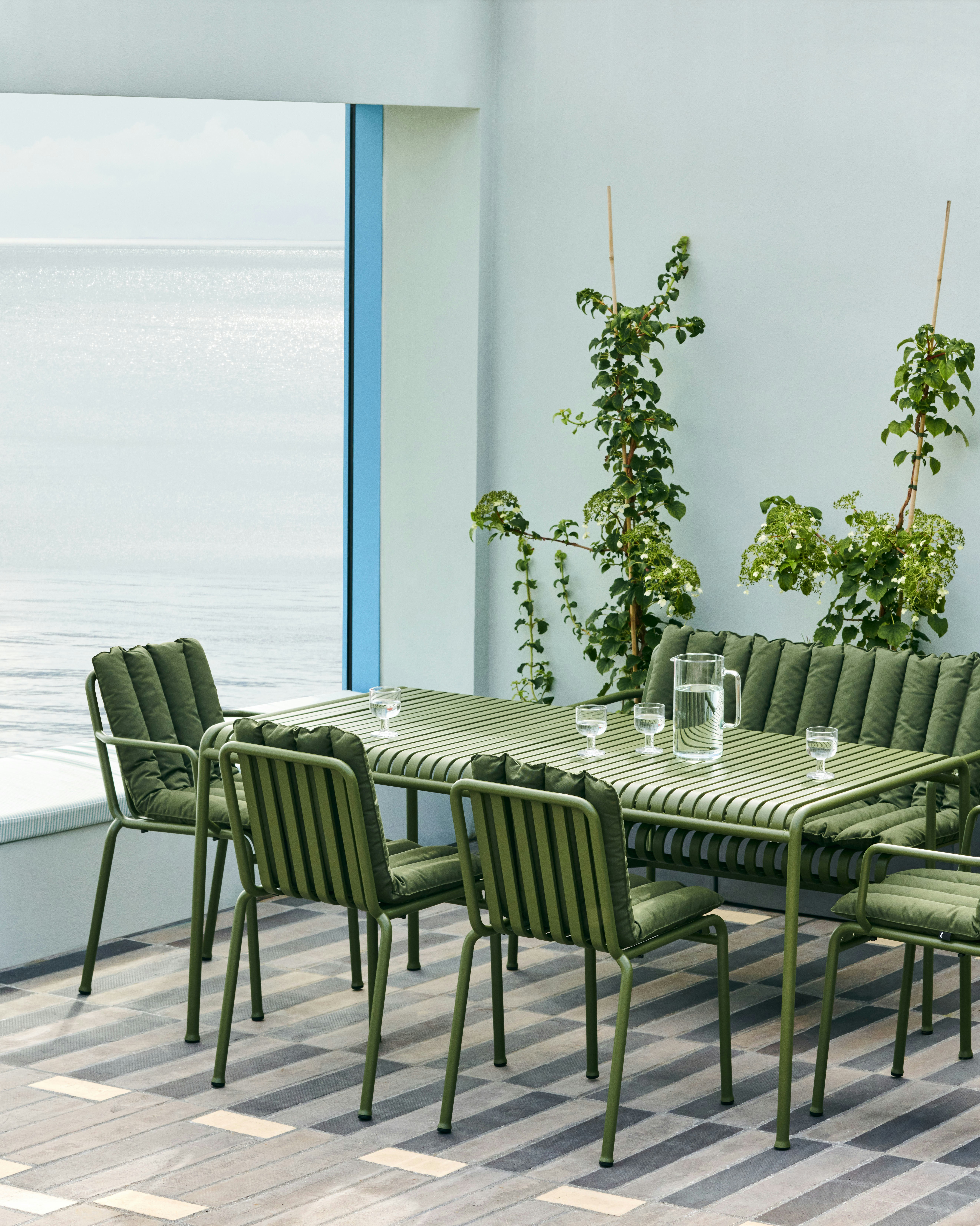 Hay palissade outdoor furniture store